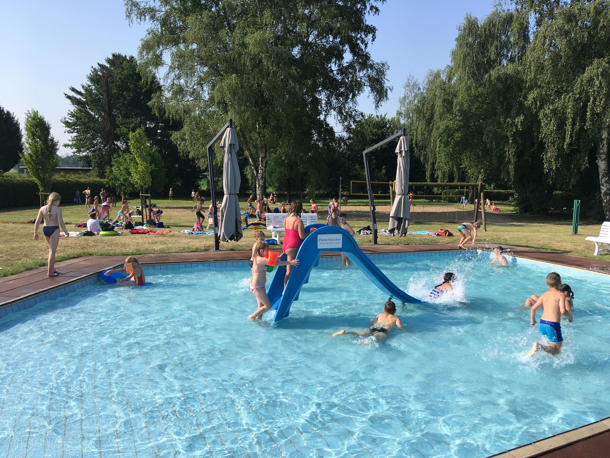 Wir trotzen der Hitze im Freibad - grundschule-sg-siedenburgs Webseite!