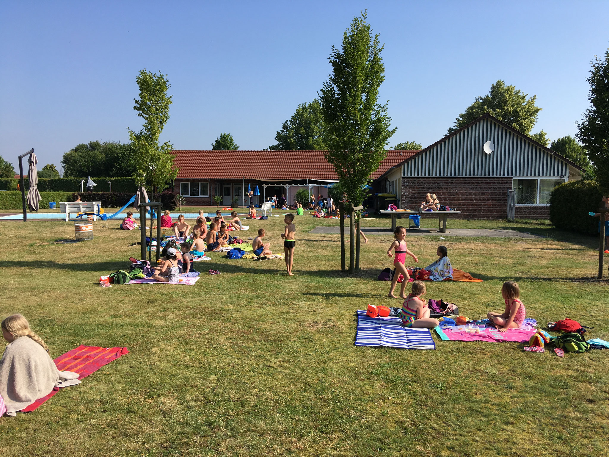 Wir trotzen der Hitze im Freibad - grundschule-sg-siedenburgs Webseite!