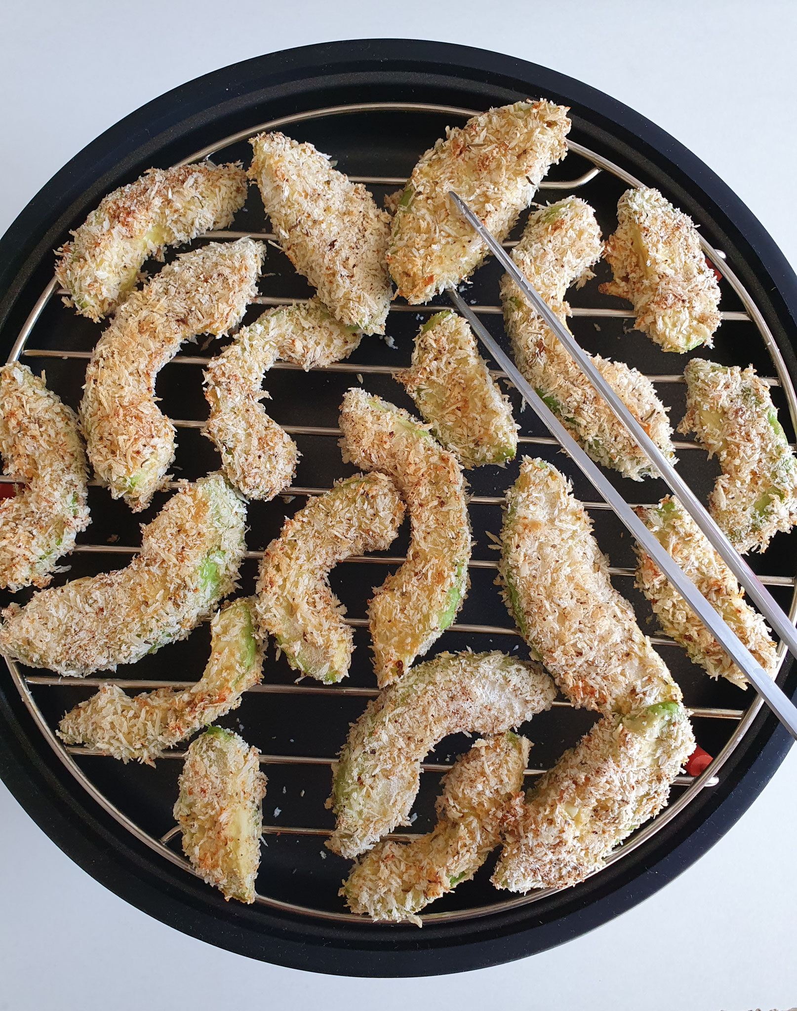 Crunchy Avocado bites with ranch sauce. - Website Hennies Kitchen!