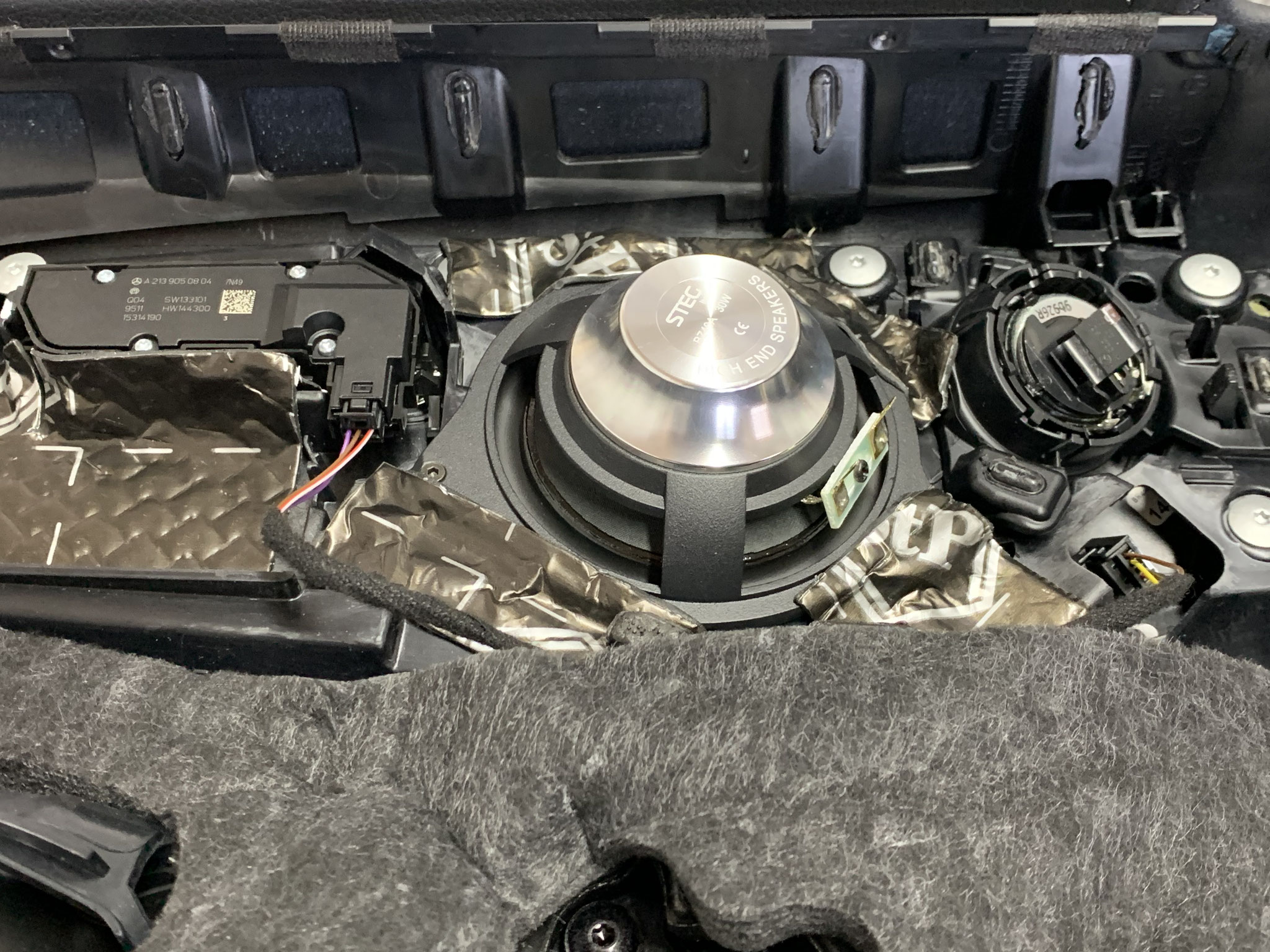 Mercedes Soundsysteme - Speaker City