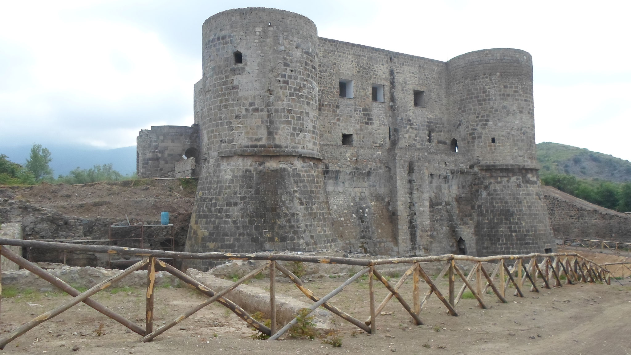 IL CASTELLO ARAGONESE DI CALVI RISORTA - Benvenuti su lemusearcheomusica!