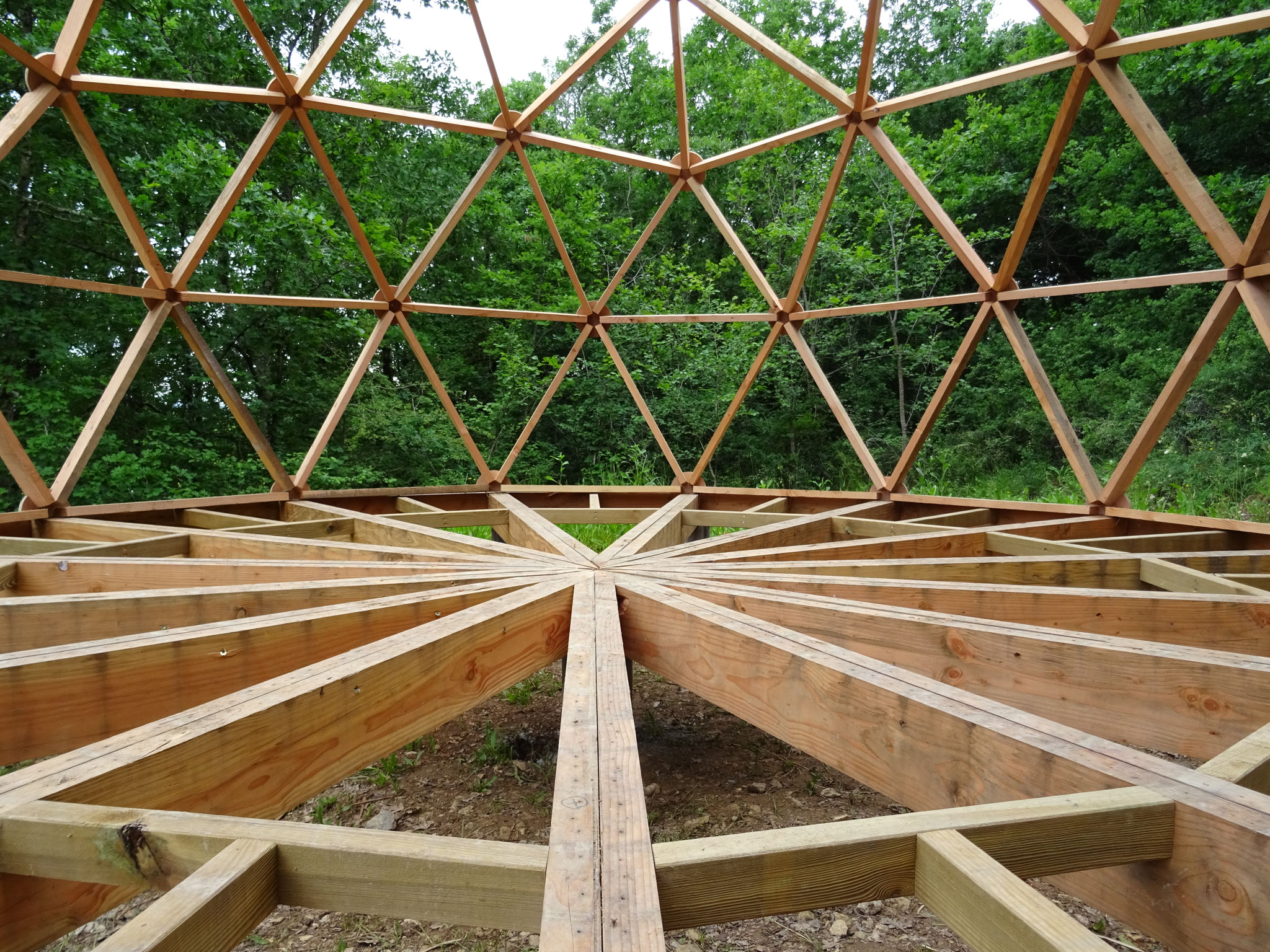 Dôme géodésique habitable 20 m² : chantier et montage à Vouharte ...