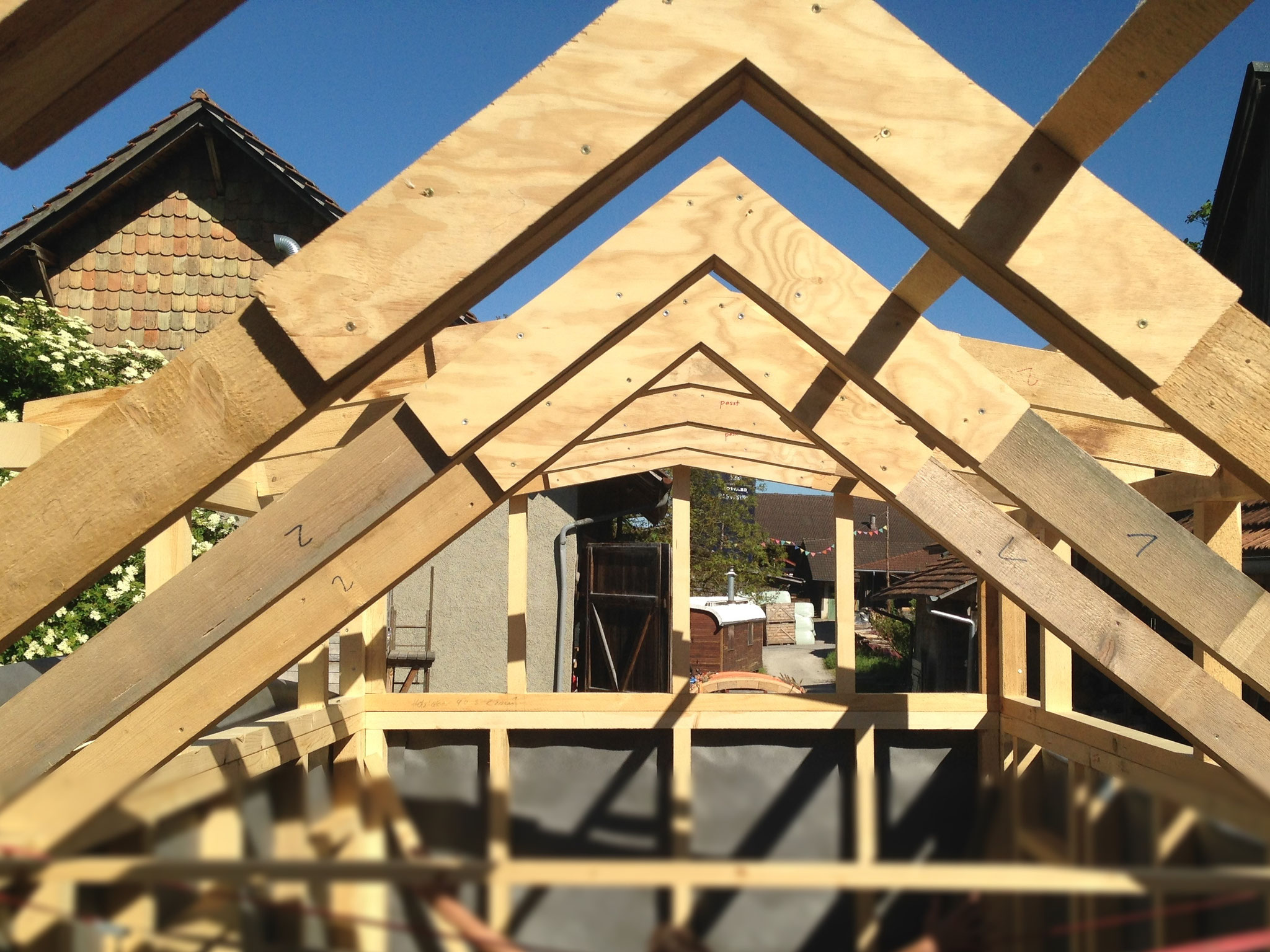 Das Dach ist in Arbeit - Tiny-House-Projekt Schweiz