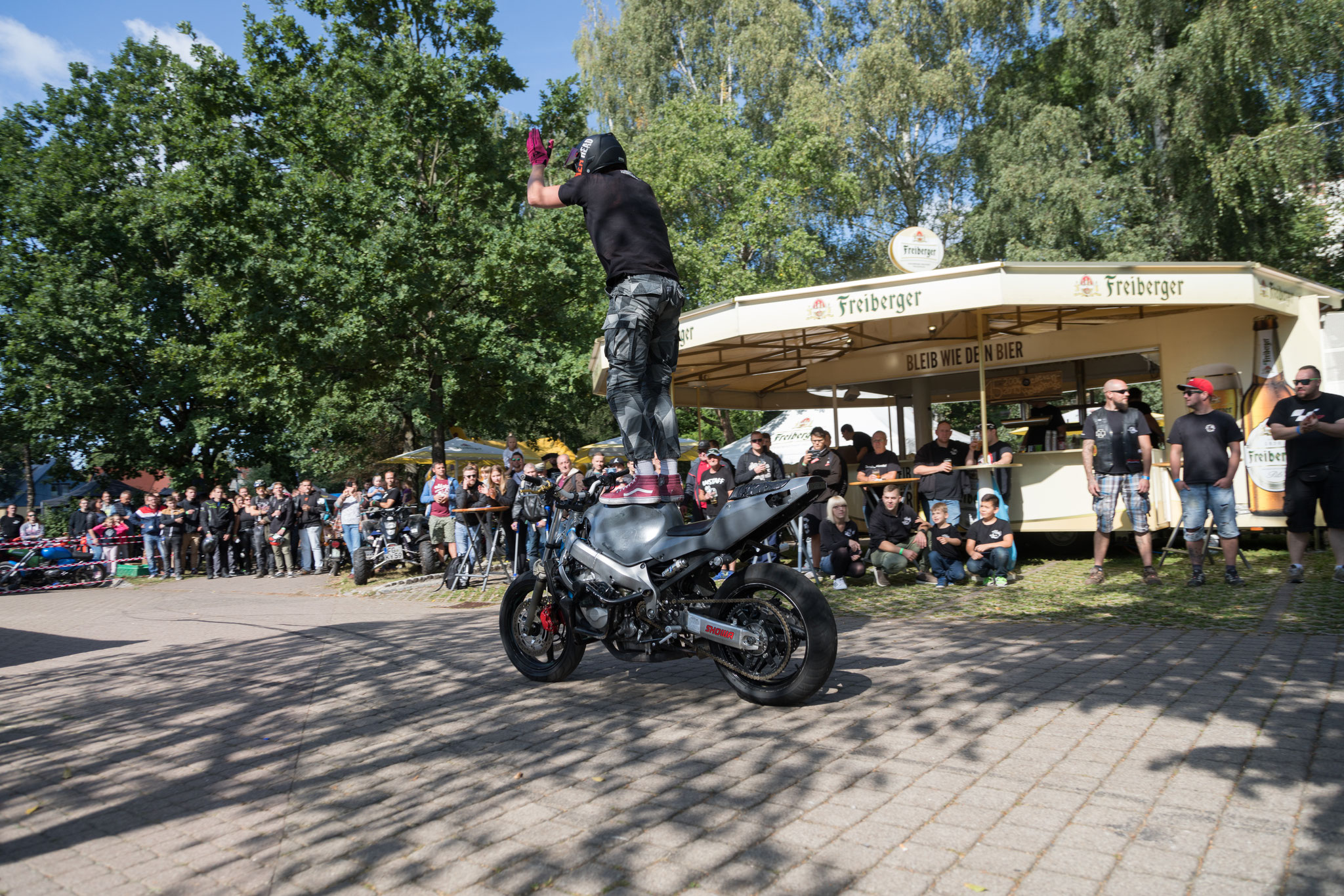 Fotos - Motorrad Stuntshow - Schnauzbart Entertainment - Trial ...