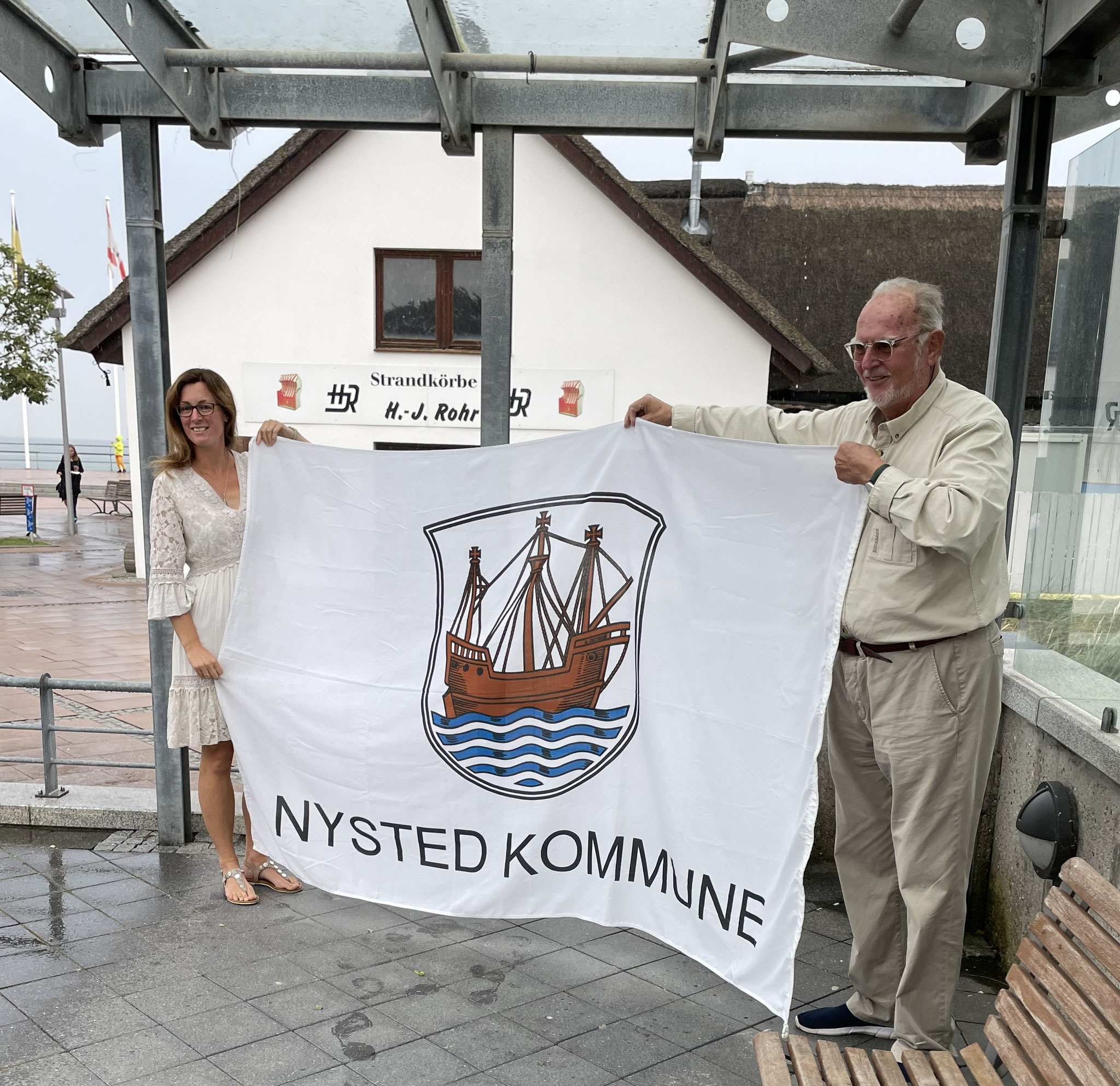 Nysted Flagge auf dem Nysted Platz gehisst - wirliebendahmes Webseite!