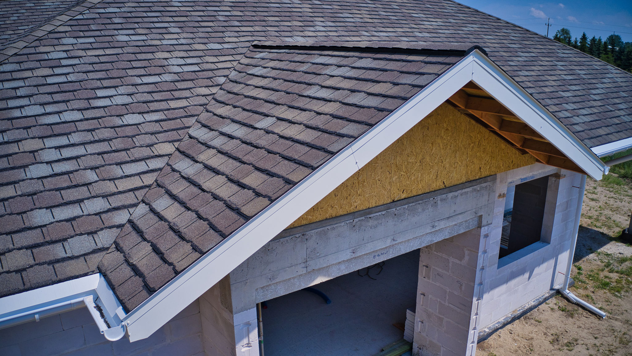 Dach pokryty amerykańskim gontem bitumicznym Camelot II w kolorze ...