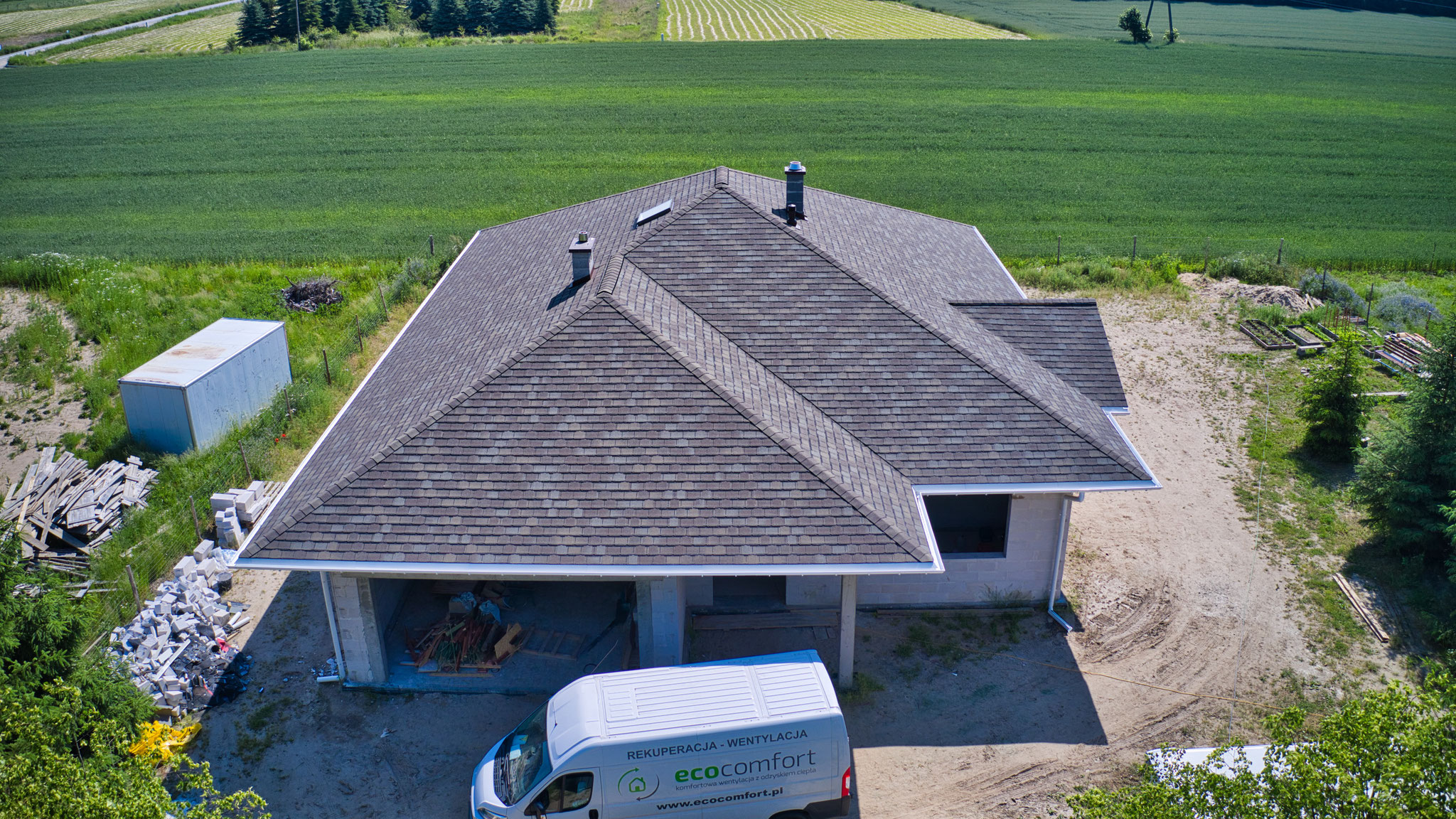 Dach pokryty amerykańskim gontem bitumicznym Camelot II w kolorze ...