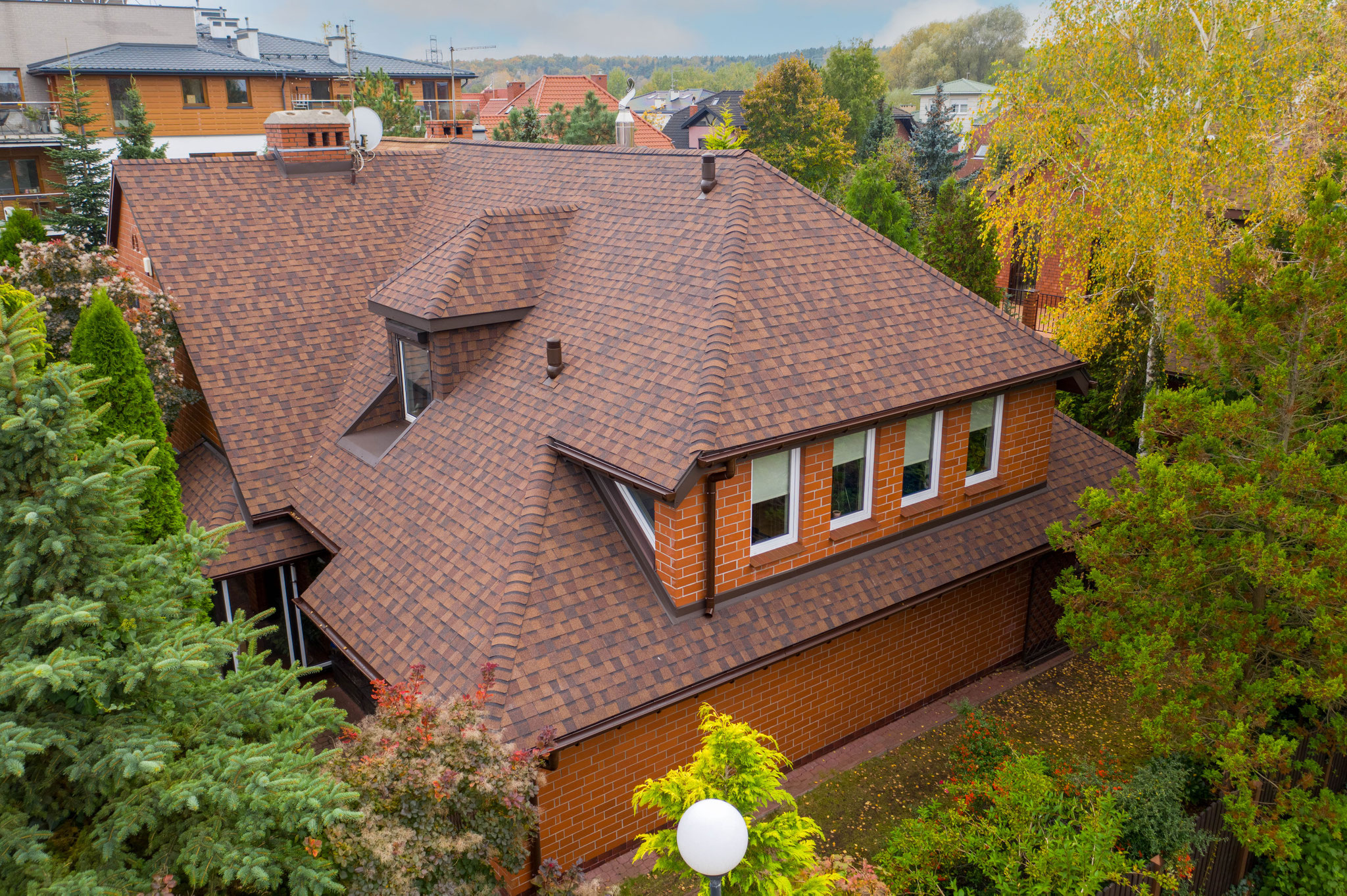 Dach pokryty amerykańskim gontem bitumicznym Landmark w kolorze Burnt ...