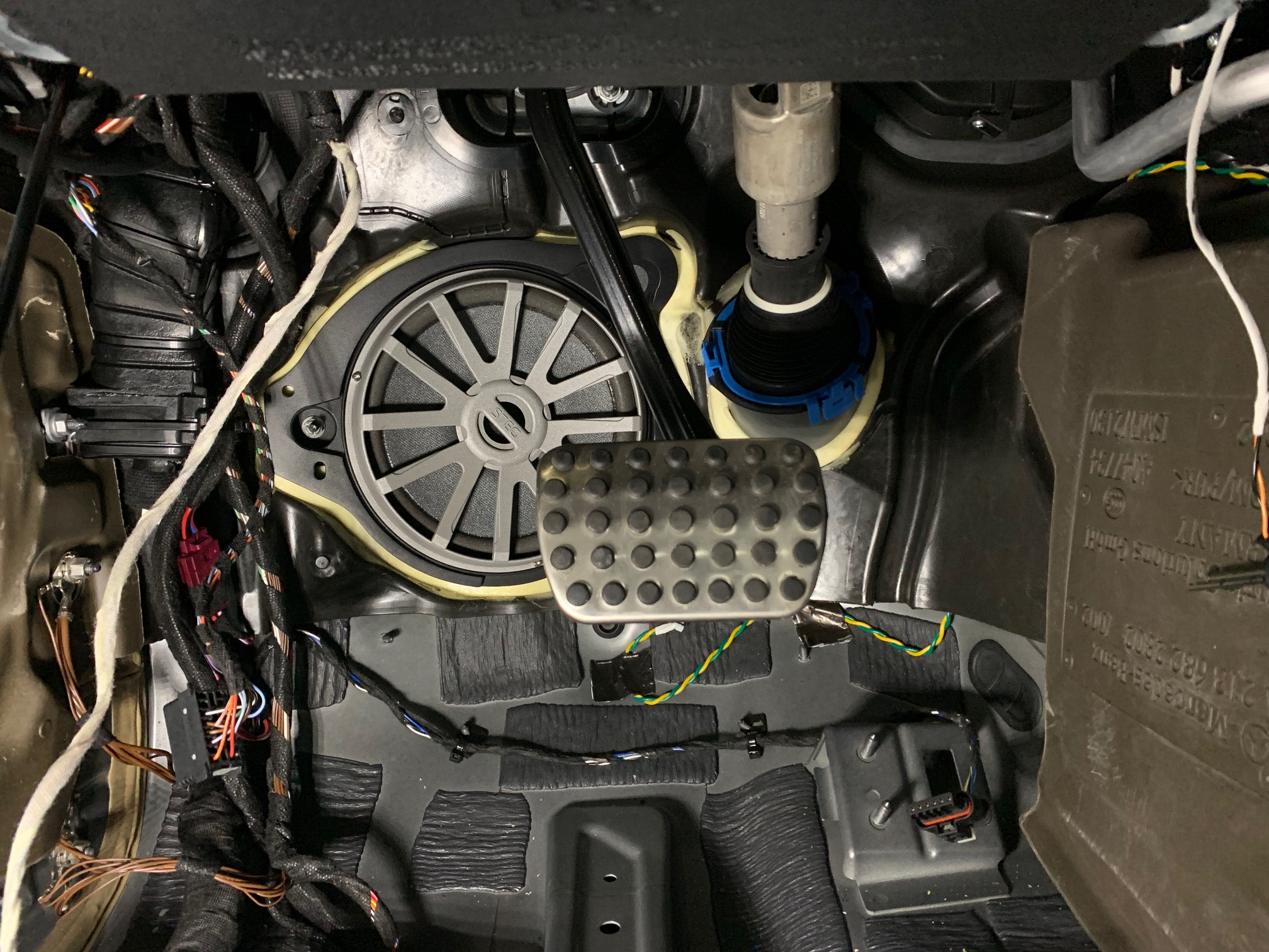 Mercedes Soundsysteme - Speaker City