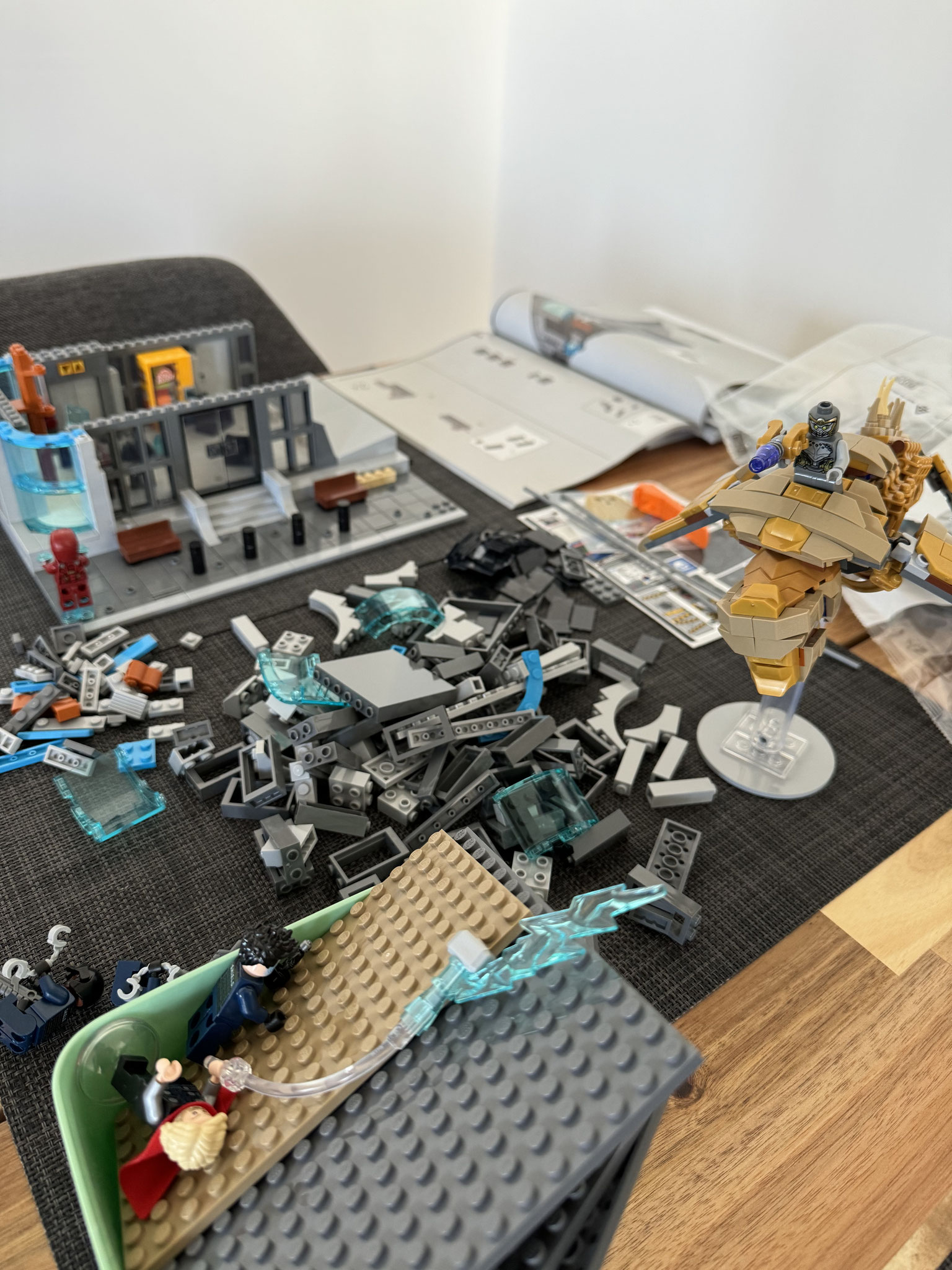 Review zum neuen LEGO® Marvel Avengers Tower - Freizeitpark Traveller ...