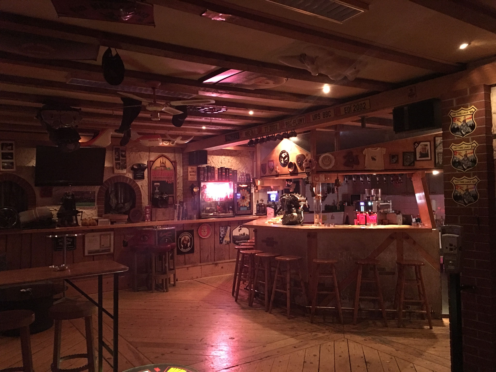 Club Lokal Burn out Bar - Black Bush Connexion