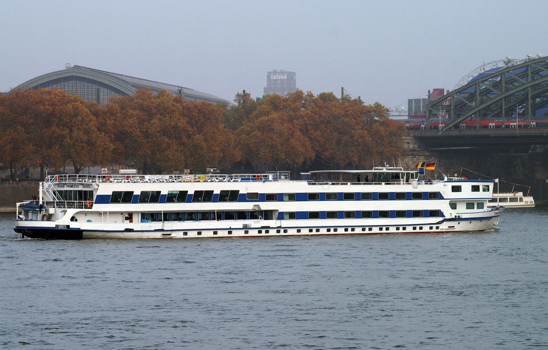 Frau stürzt in Bonn von Rhine Princess - Mordkommission ermittelt ...