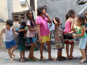 Teaching STREET KiDS in Manila - Connect minds 4 change