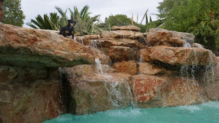 Cascade piscine en rochers naturels - MAGICIEN D'EAU