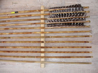 FABRICATION D'UNE SAGAIE PAR KROM - animations, ateliers préhistoriques