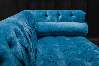 MÖBELLOFT Design Sofa aus Samt in Petrol, Grau oder Schwarz - MÖBELLOFT