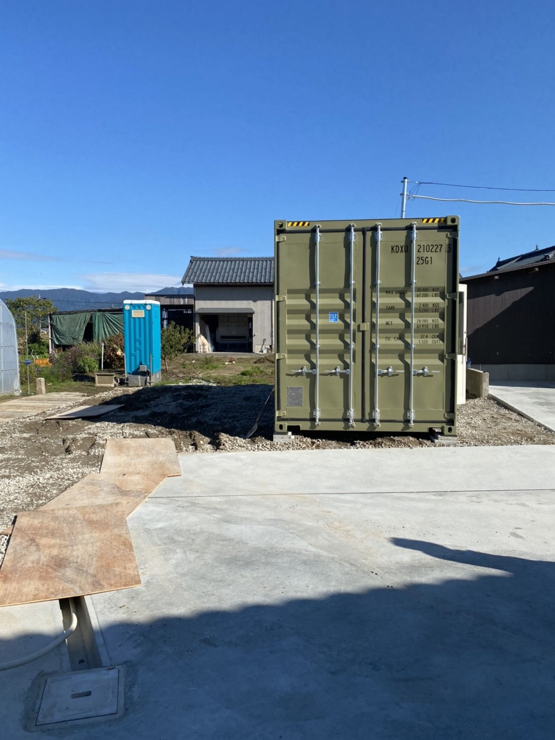 新潟県三条市 NEWVANコンテナ20ft縦滑り出し窓×2･FIX窓･親子ドア･穴あけ×3設置 - 岐阜大垣｜スイトコンテナ