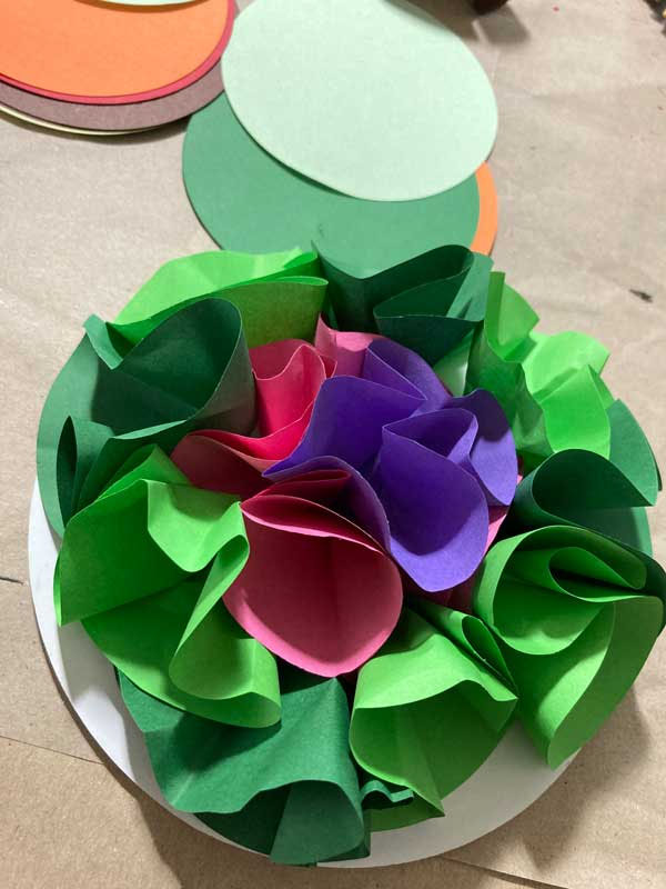 Doppelseitige Kunstwerke: Runde Leinwände und Papierblüten ...