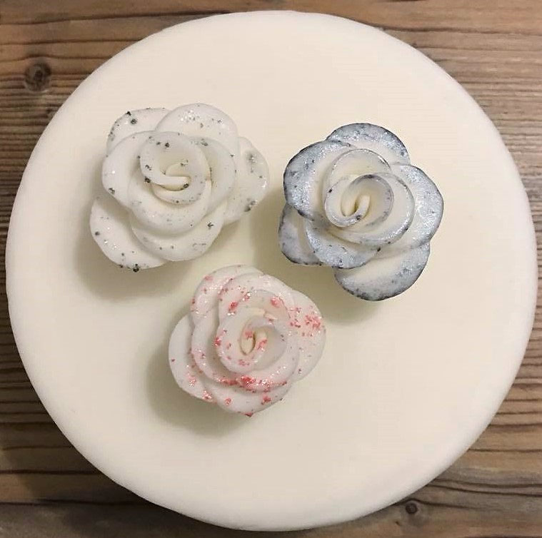 Rose modellieren aus Fondant - Schritt für Schritt - meinbackzaubers ...