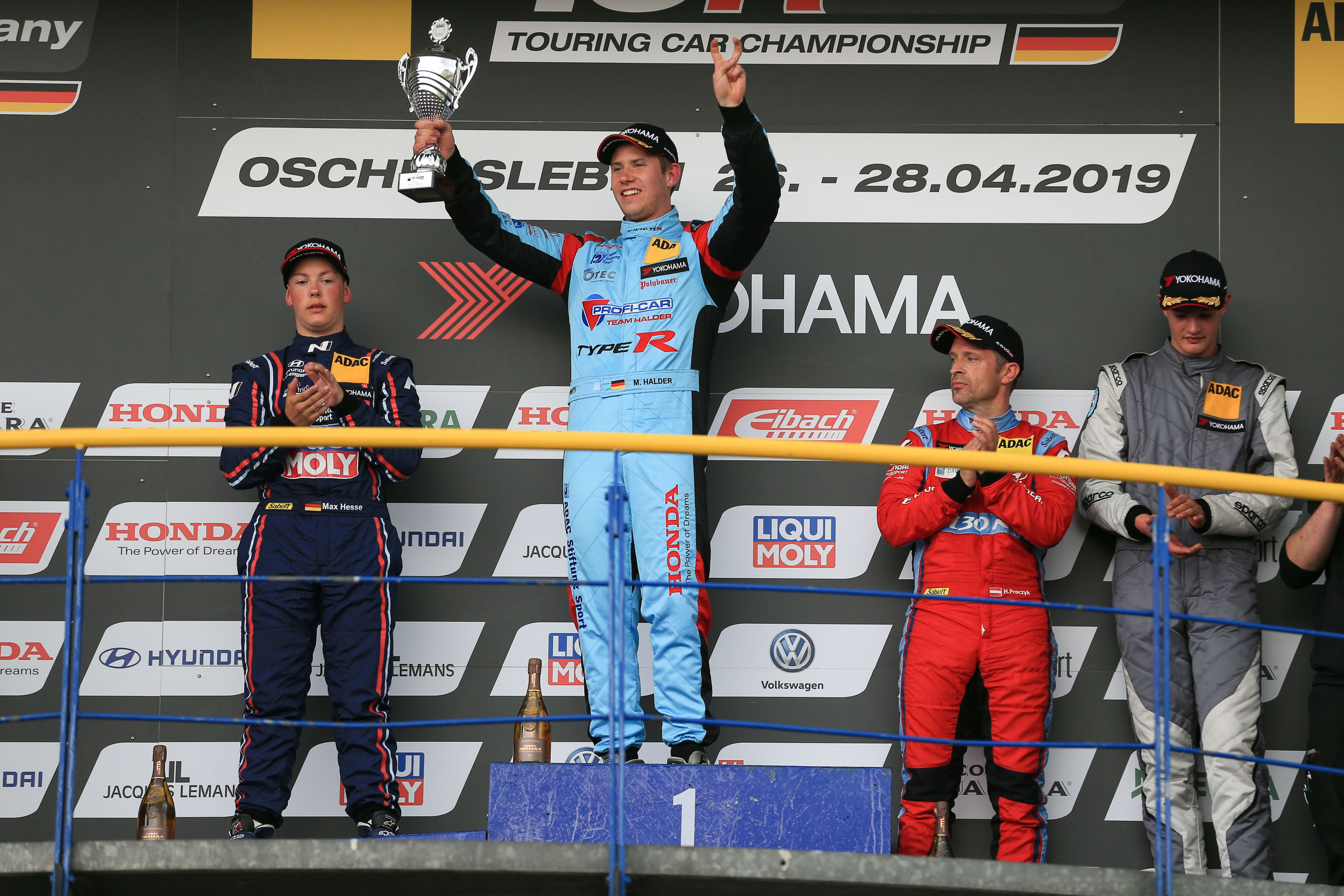 Halder gewinnt im Honda Saisonauftakt der ADAC TCR Germany - NRingInfo ...