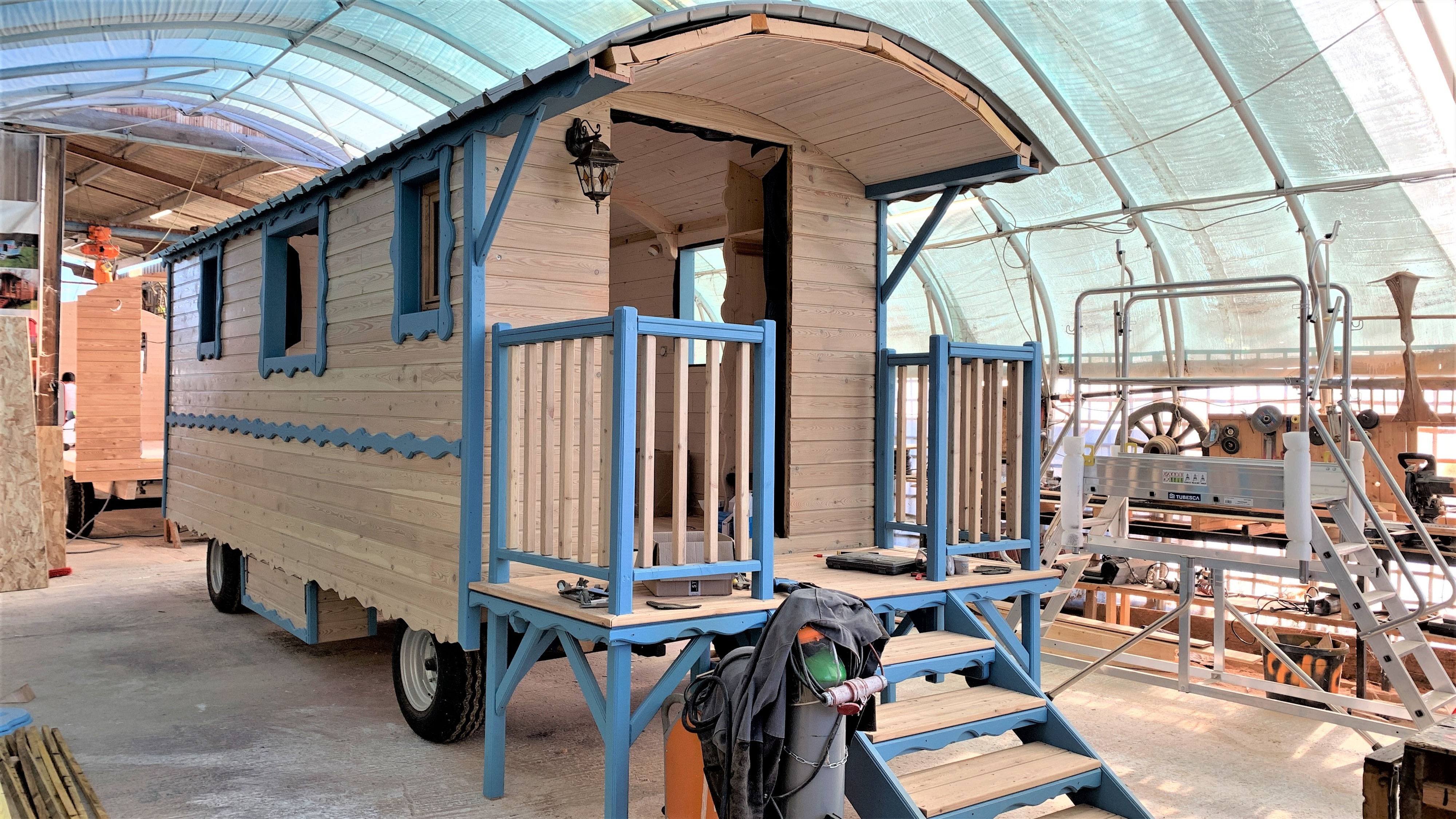 Roulotte en construction dans notre atelier - Roulotte bois - Tiny ...
