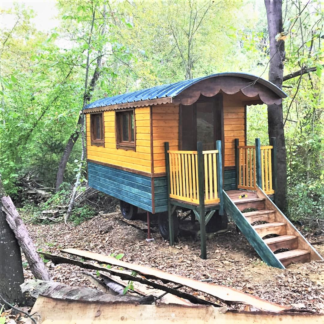 Une roulotte installée dans un bois - Roulotte bois - Tiny house ...