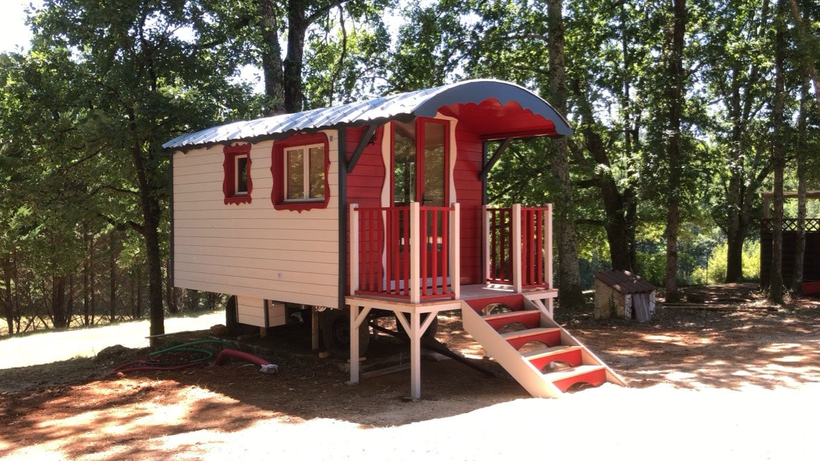 Une superbe roulotte installée à Figeac avec de sublimes couleurs ...