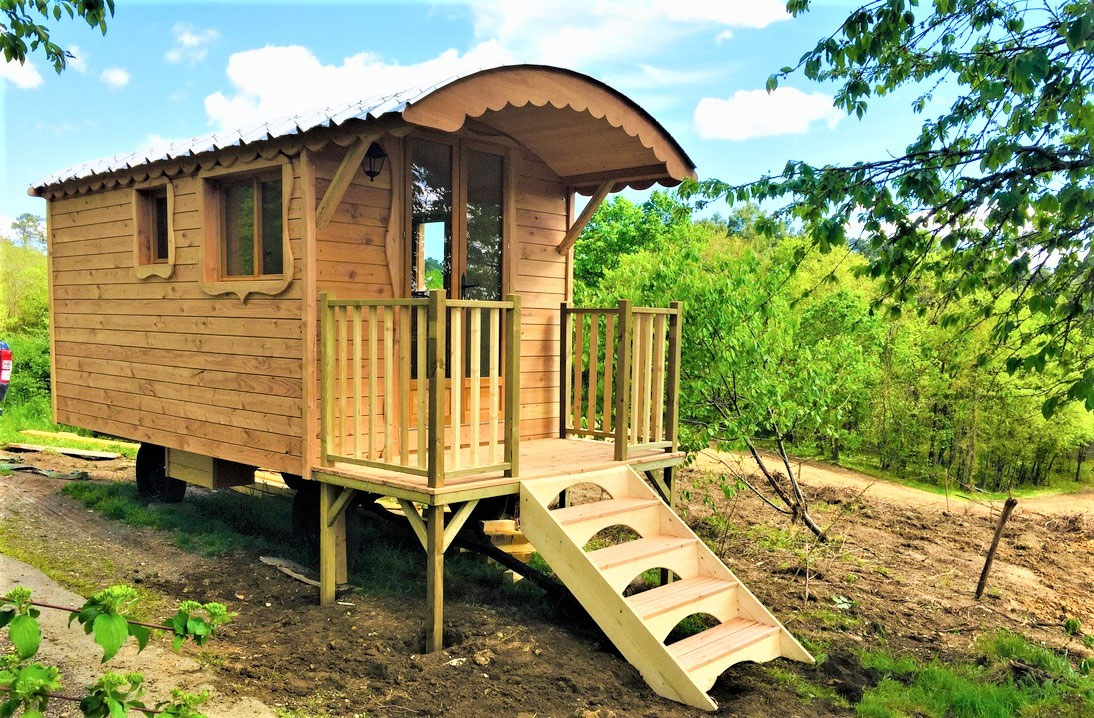 Une magnifique roulotte au milieu de nulle part. - Roulotte bois - Tiny ...