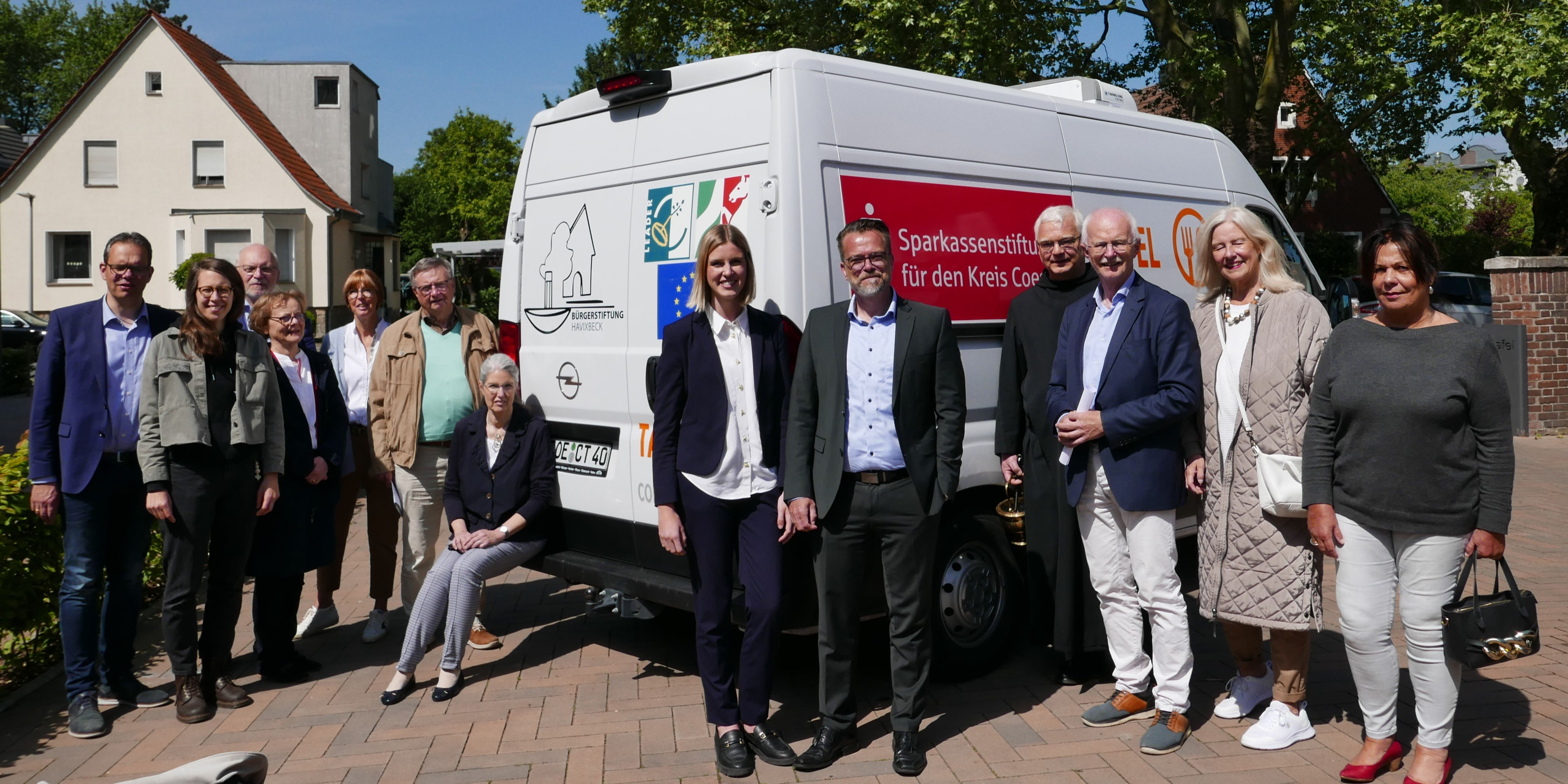 sonniger Abschluss für das LEADER-Projekt: die Tafel in Coesfeld präsentiert ihren neuen Kühl ...