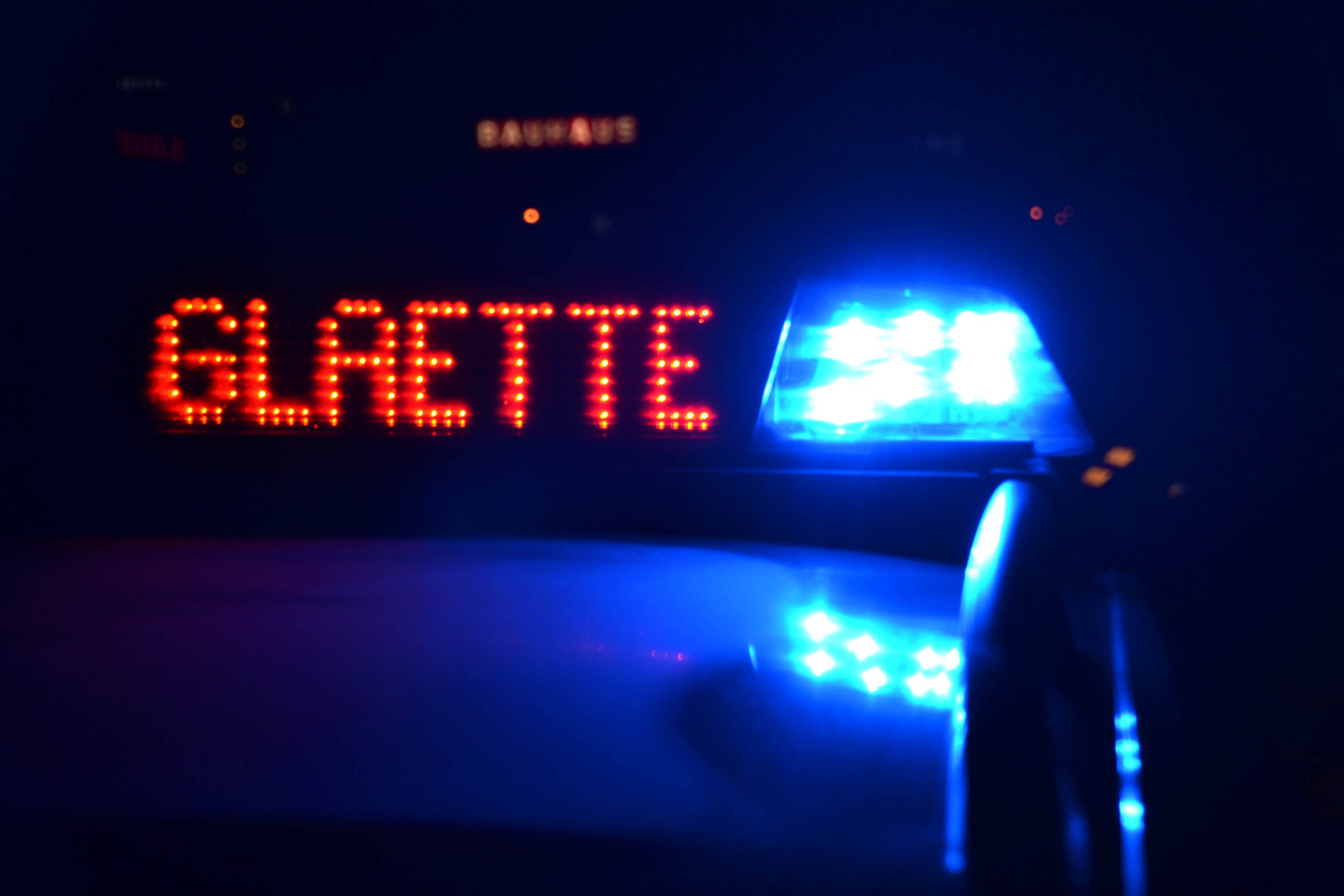 Streifenwagen bei Einsatzfahrt verunfallt - PR-Video | Photographie ... Streifenwagen bei Einsatzfahrt verunfallt - PR-Video | Photographie ...