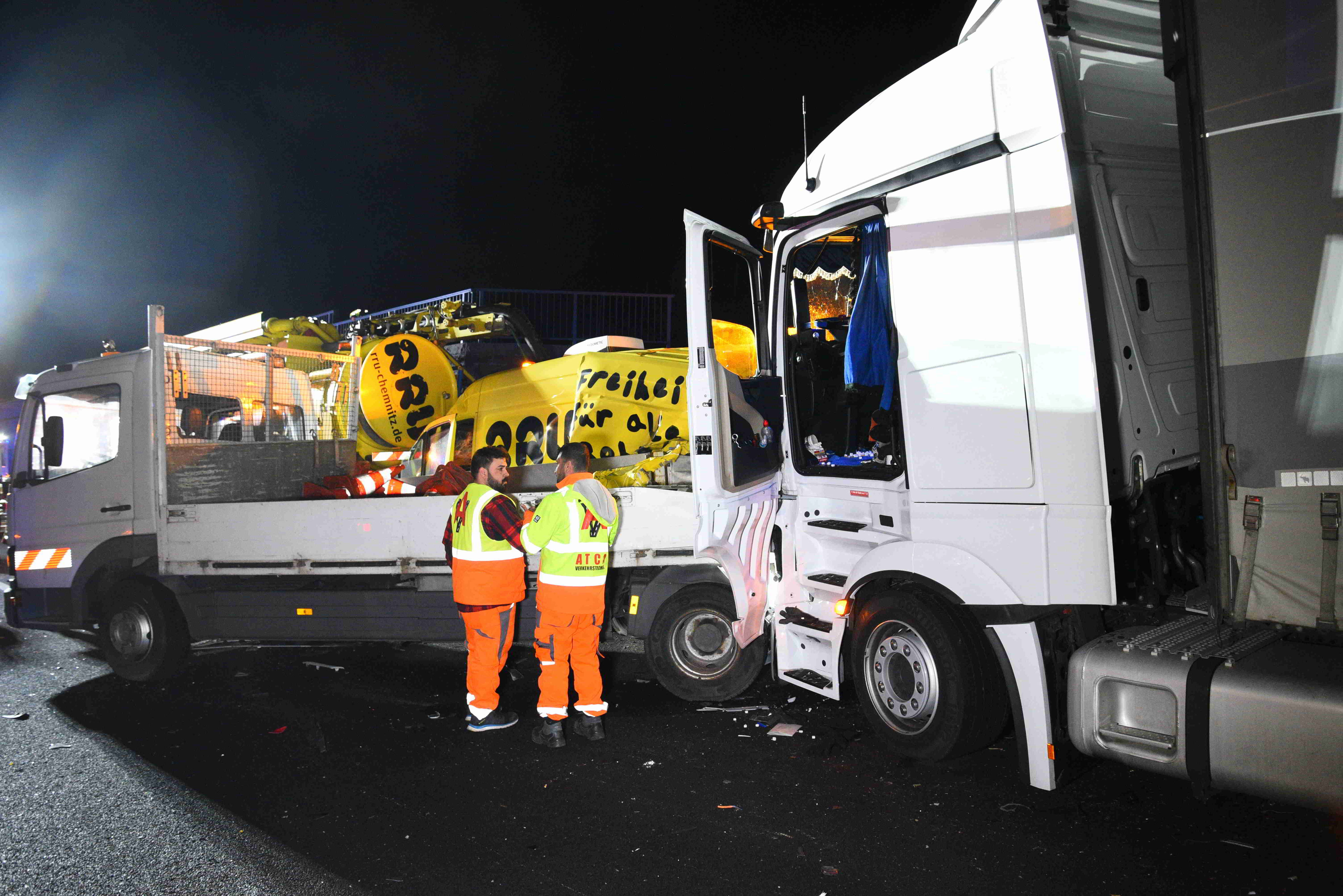Sattelzug fährt auf der A6 bei Wiesloch in Wanderbaustelle - 3 Verletzte und 600.000,- Euro ...