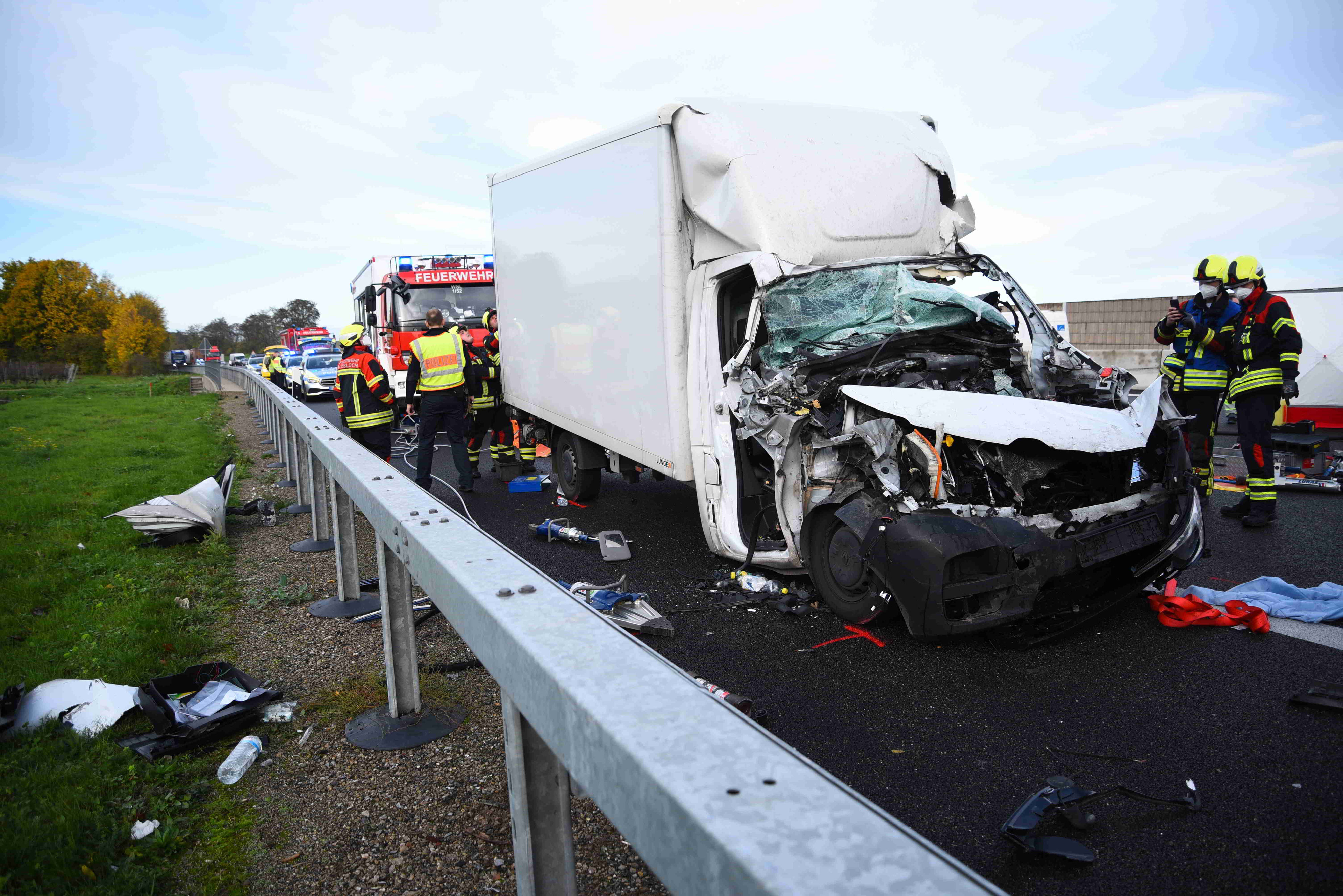 Klein-Lkw fährt auf Sattelzug auf - Fahrer lebensgefährlich verletzt - PR-Video | Photographie ...