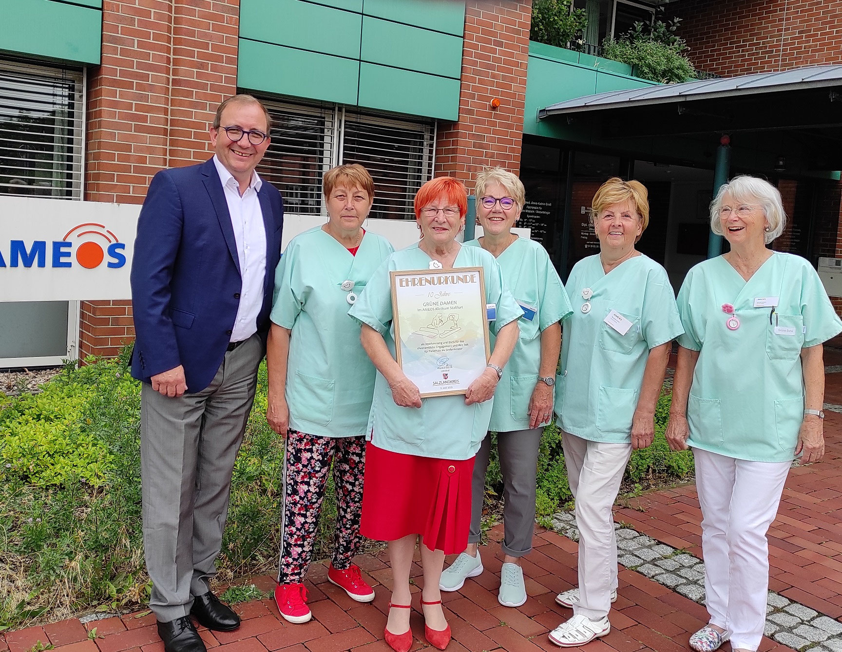 Landrat Markus Bauer gratuliert Staßfurter Gruppe zum 10-jährigen Jubiläum - BBGLIVE