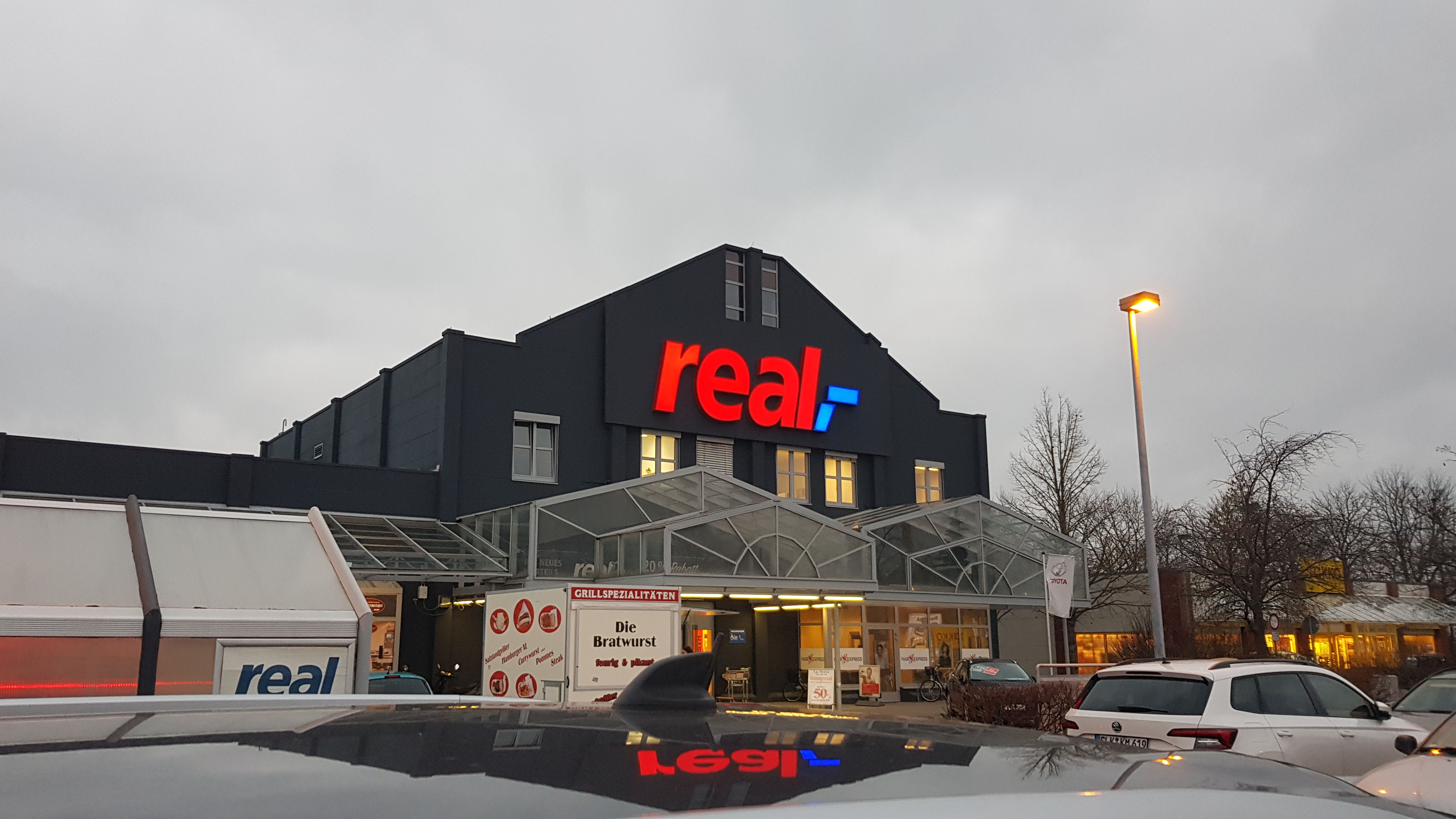 Massiver Stellenabbau bei Real befürchtet - BBGLIVE