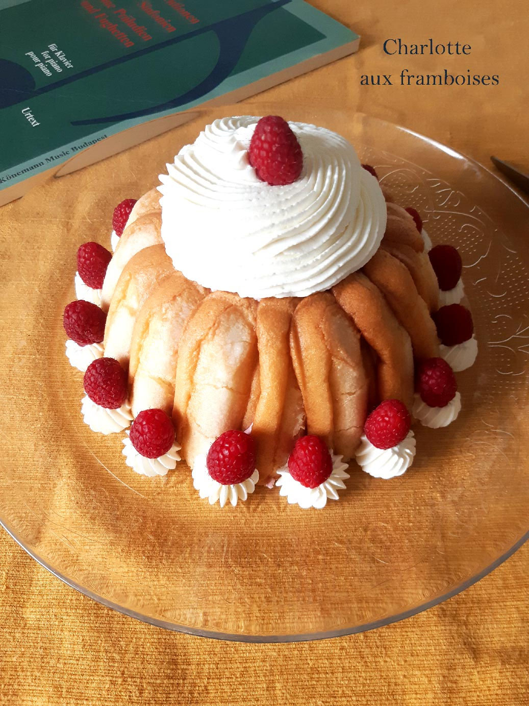 Charlotte aux framboises - Site de quiaimebienpatissebien