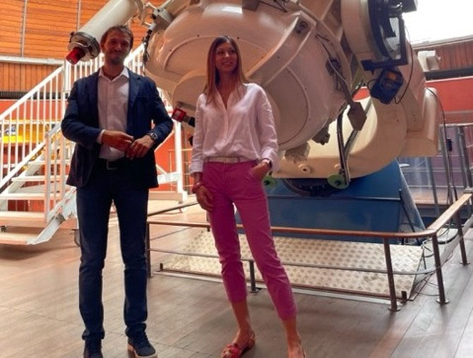 Laura Pepe conduce KOSMOS - L’Universo degli Antichi e dei Moderni ...