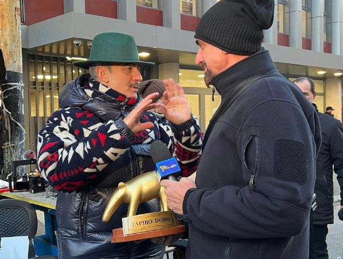 Striscia la notizia: Tapiro d'oro a Fiorello - Benvenuti su lfrigerio ...