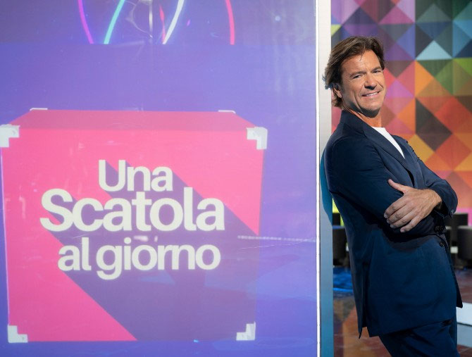 Paolo Conticini presenta Una scatola al giorno, su Rai2 - Benvenuti su ...