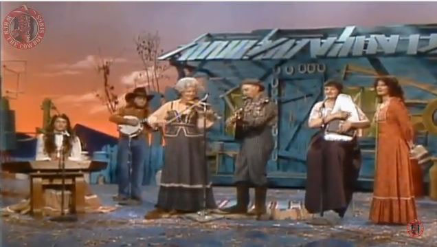 The Jones Family performs "Pig In The Pen"on Hee Haw. - when the cowboy ...
