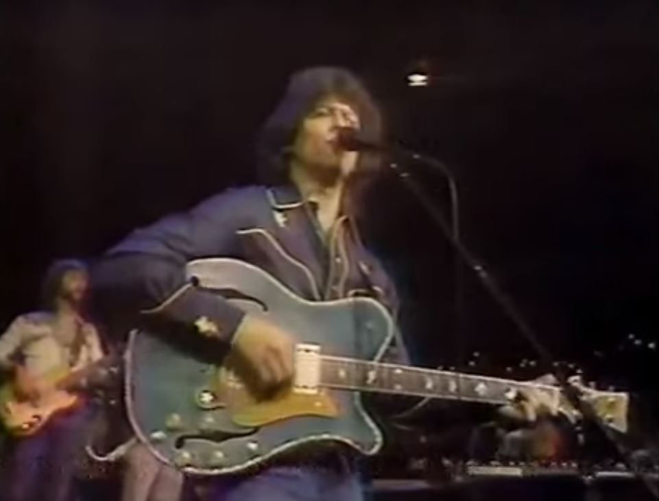 Johnny Rodriguez performs "We Believe in Happy Endings" - when the ...