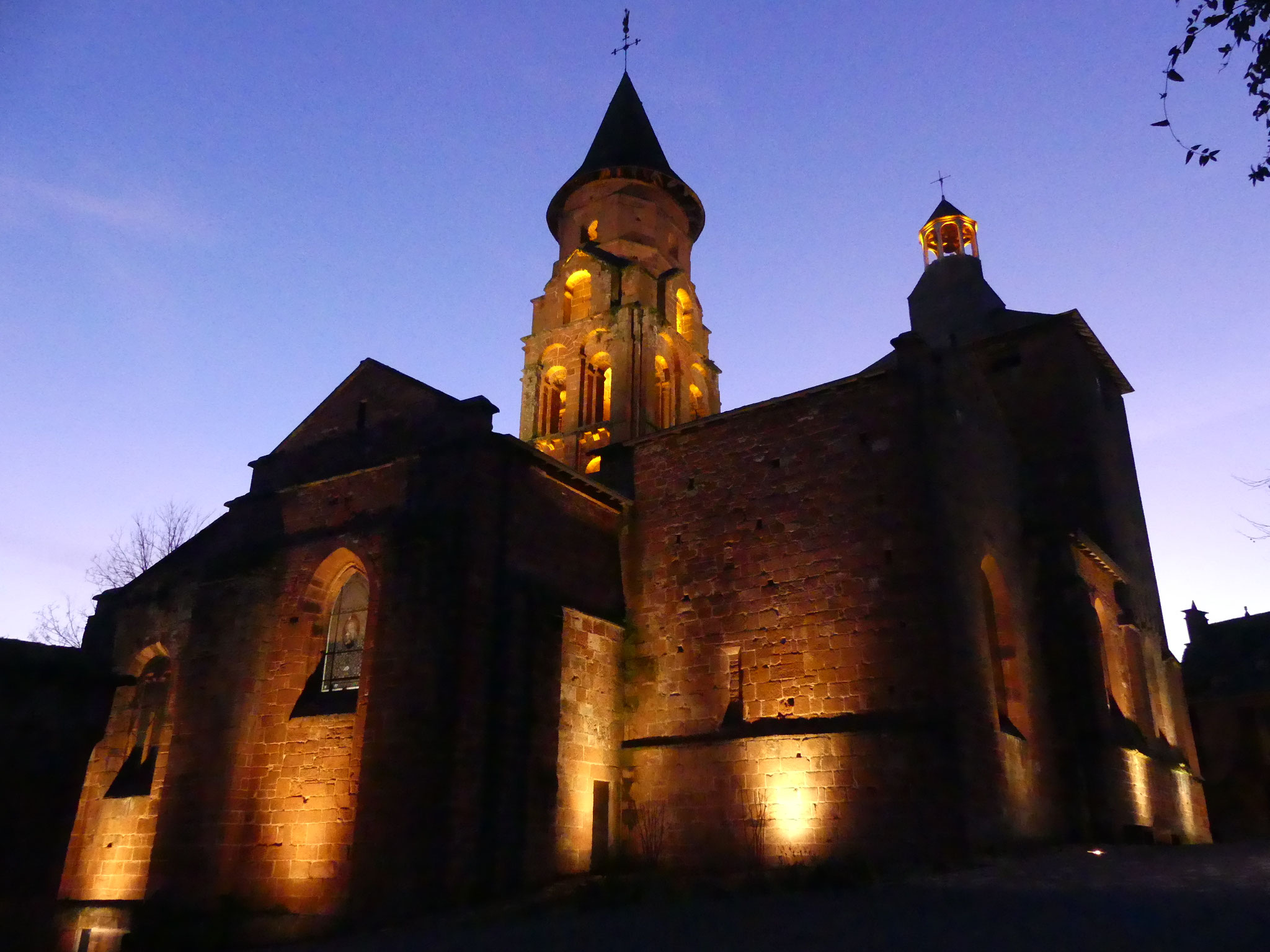 Collonges-la-Rouge, c'est beau aussi la nuit .... - La Mérelle de ...