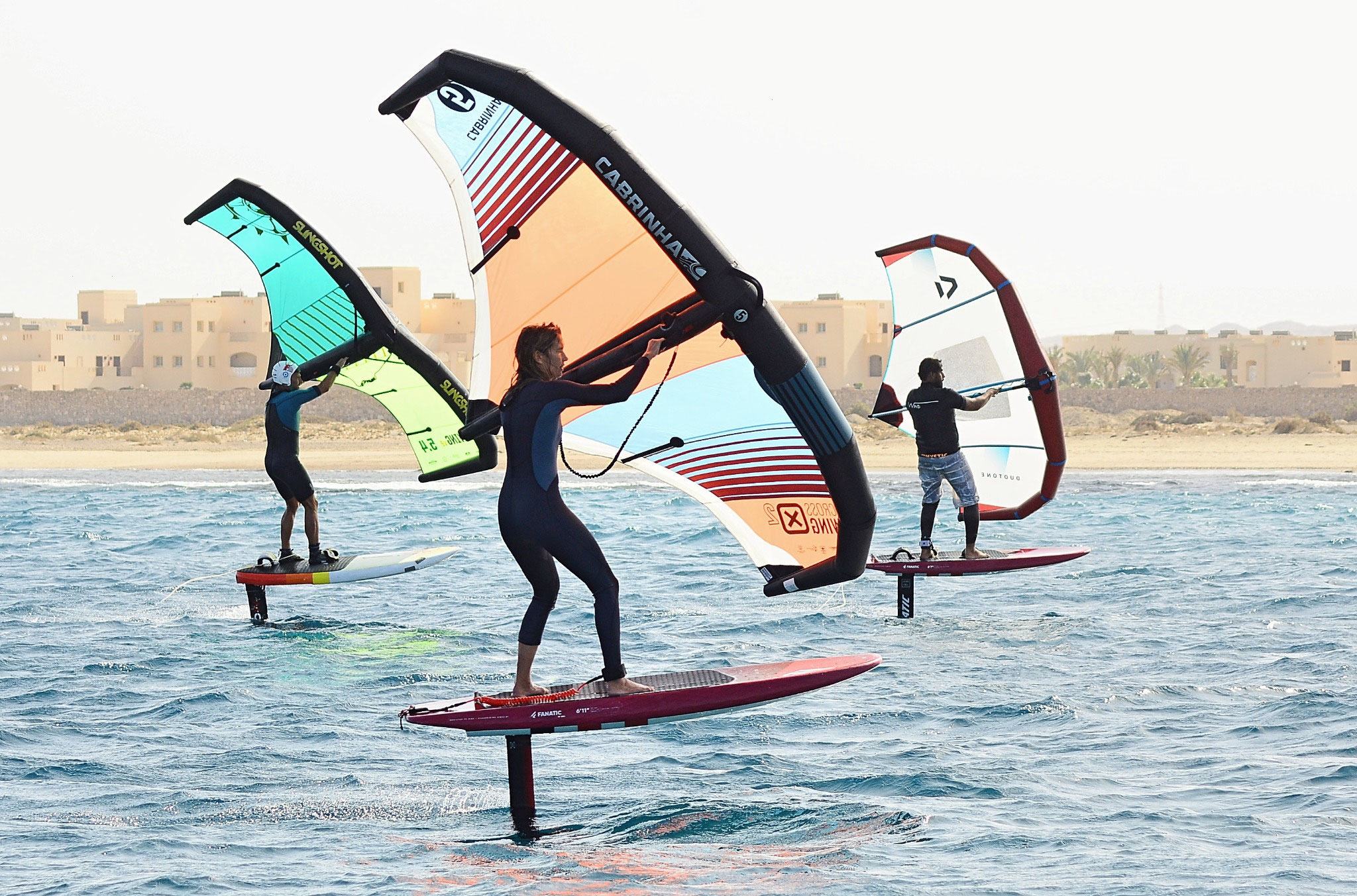 Mit Flügeln über das Wasser- Wingsurfen der Wassersport des Sommers ...