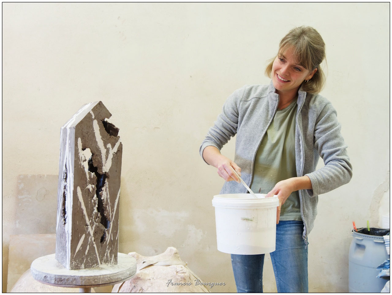 Lucie s'active dans l'atelier de Terre-Plein - Terre Plein Céramique