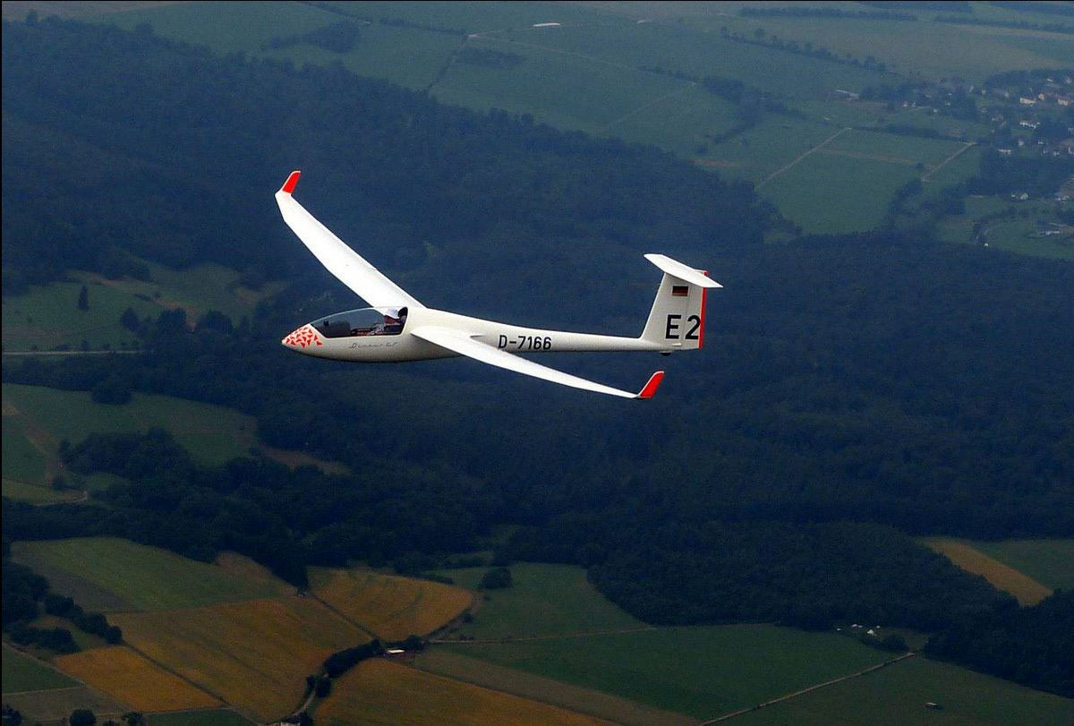Modernes Segelflugzeug Discus im Flugzeugschlepp - Flugtag Wershofen ...