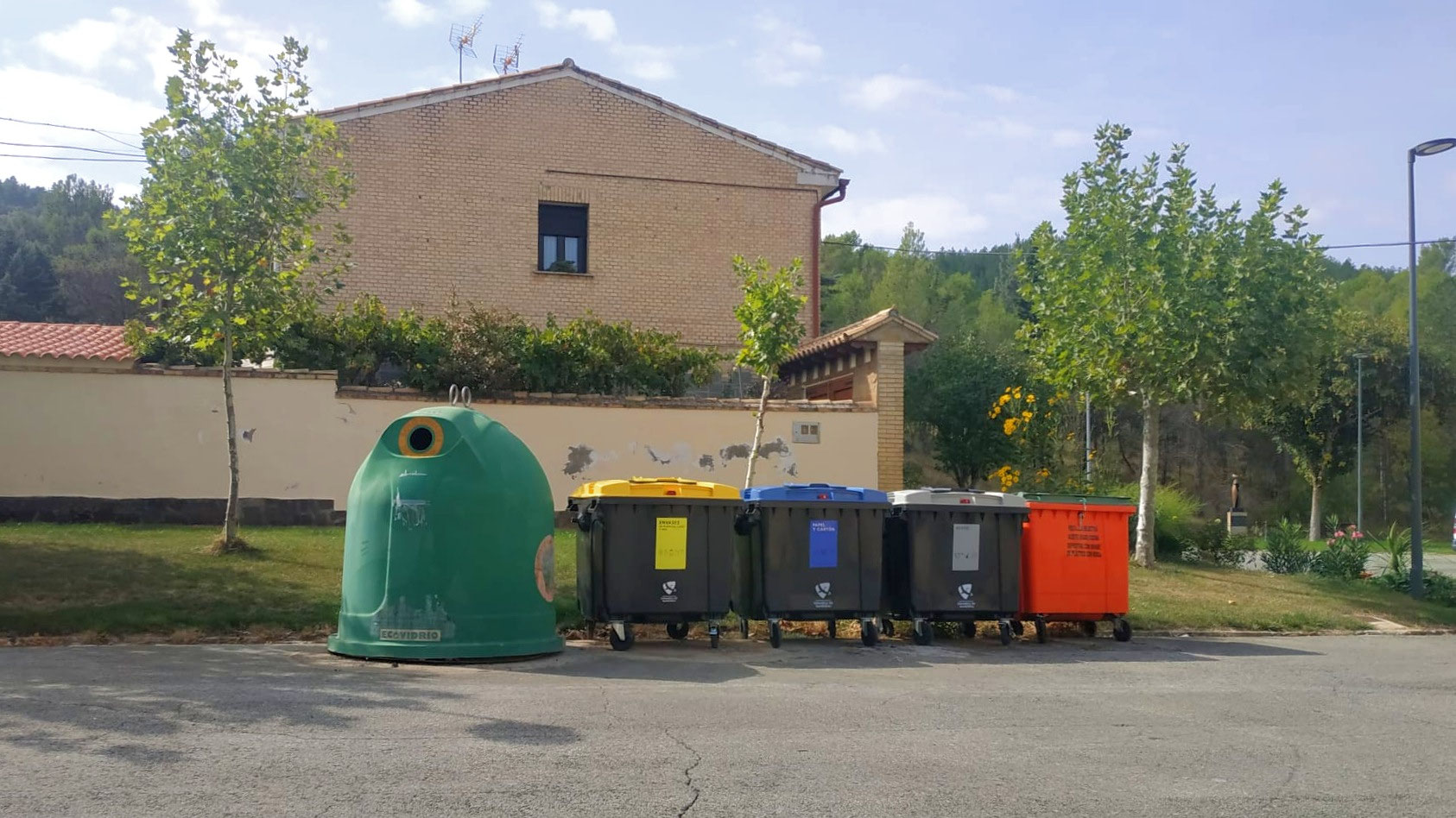 Javier estrena nuevos contenedores para las fracciones resto, envases y ...