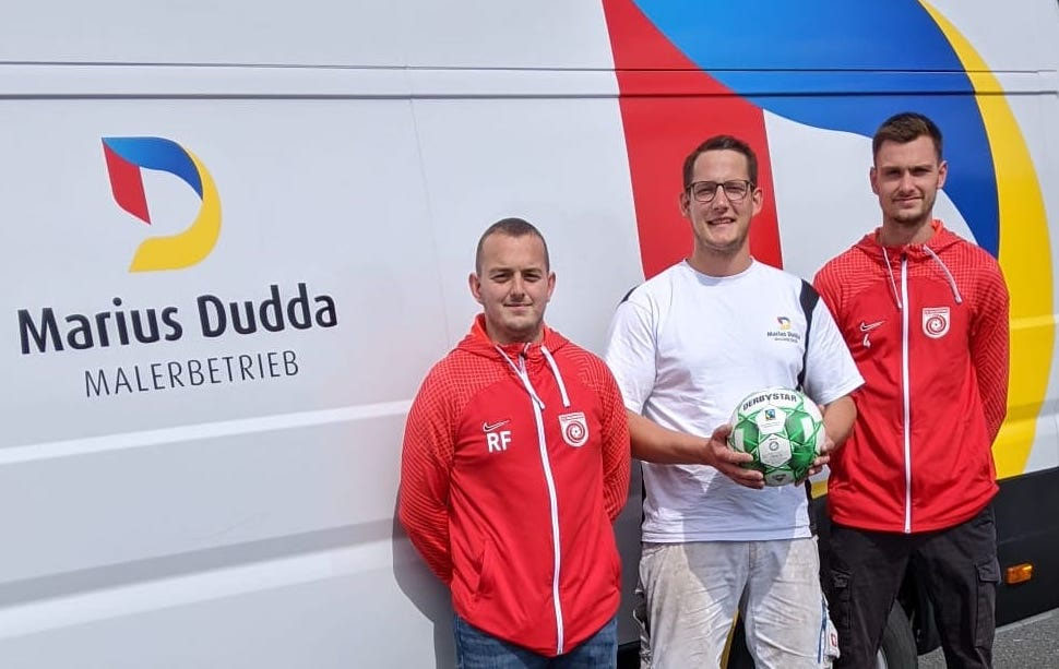 Ballsponsor am Flutlichtspiel - Marius Dudda stellt Spielball ...