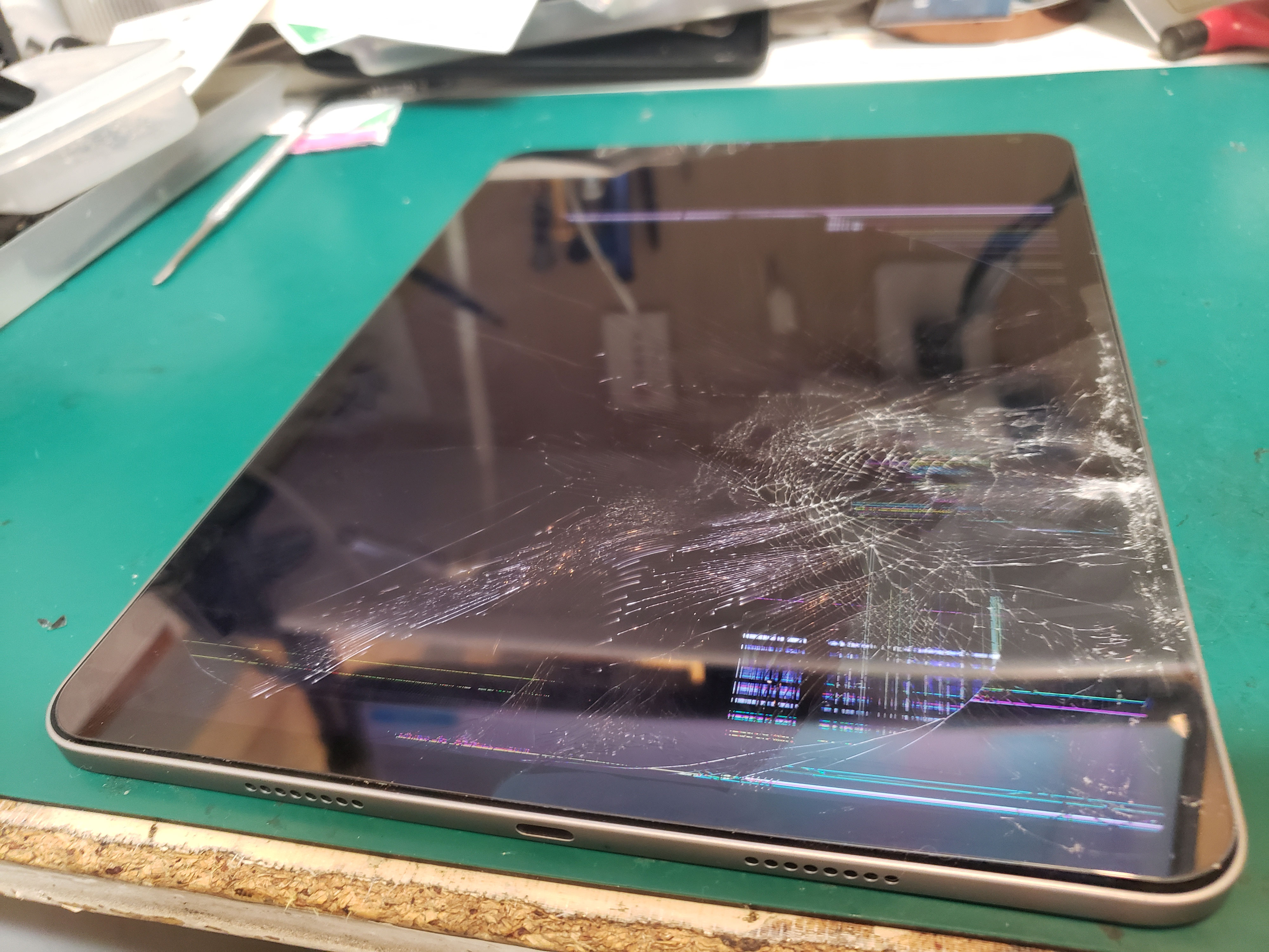 Apple iPad Pro 11インチ第4世代 画面修理方法 - カバーガレージ Apple iPad Pro 11インチ第4世代 画面修理方法 - カバーガレージ