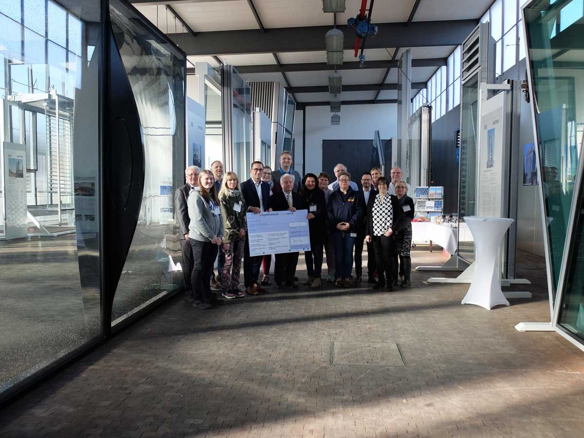 Josef Gartner GmbH übergibt Weihnachtsspende - Kleine Patienten in Not e.V.