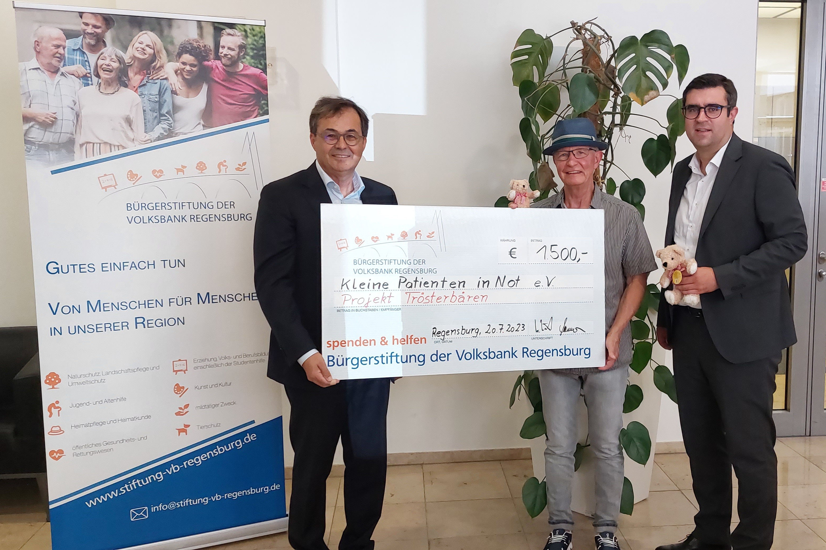 Bürgerstiftung der Volksbank Regensburg engagiert sich zugunsten des Vereins Kleine Patienten in ...