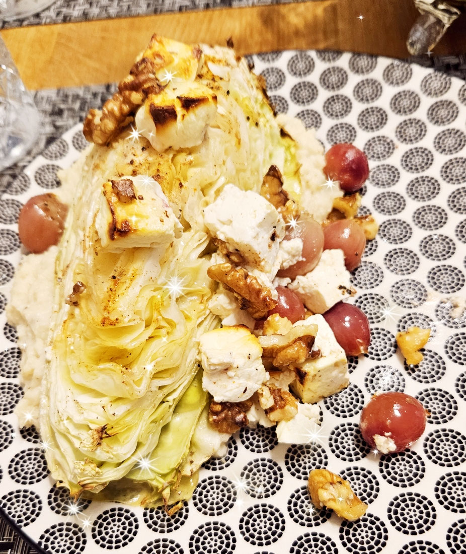 Geschmorrter Spitzkohl auf Sellerie-Püree mit karamellisierten Trauben ...